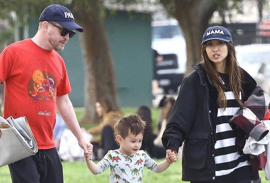 Macaulay Culkin faz passeio com a mulher e o filho em parque de Los Angeles