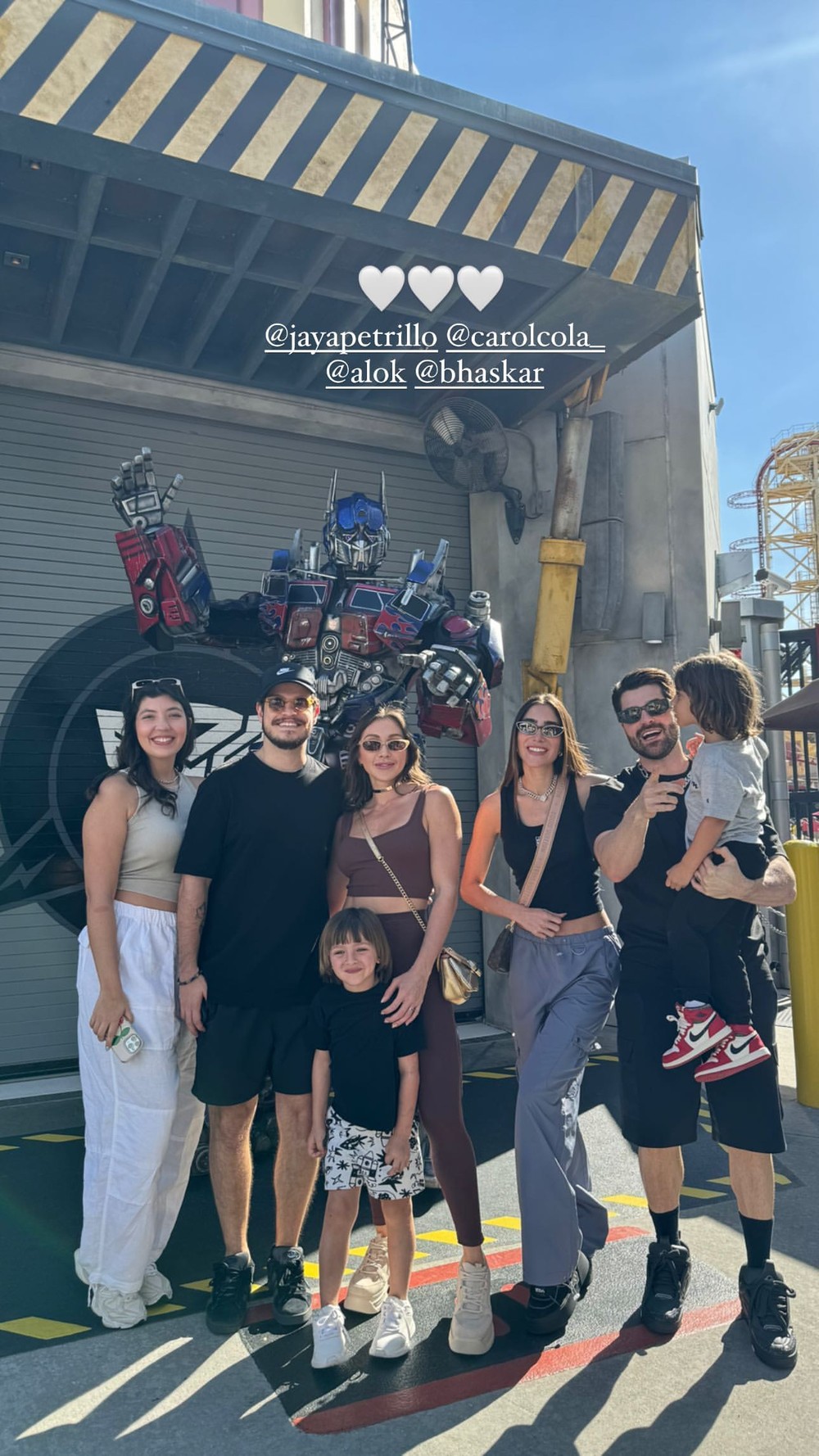 DJs e gêmeos, Alok e Bhaskar curtem parque em Orlando com irmã ...