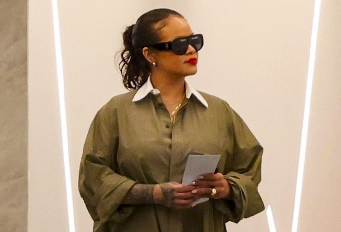 Rihanna vai às compras em Los Angeles após dar à luz terceira filha; fotos