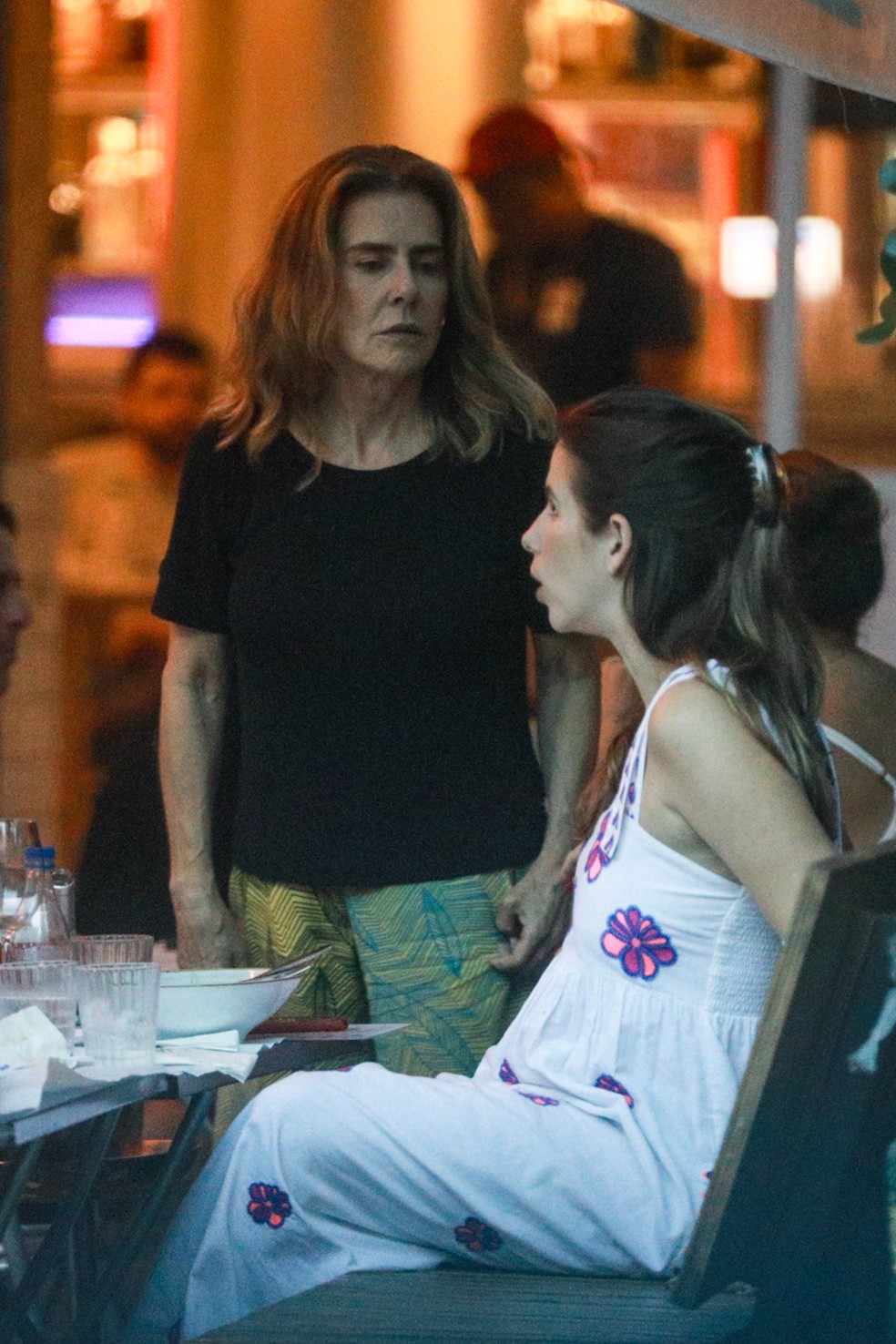 Discreta, Maitê Proença faz aparição rara com a filha, a neta e o genro