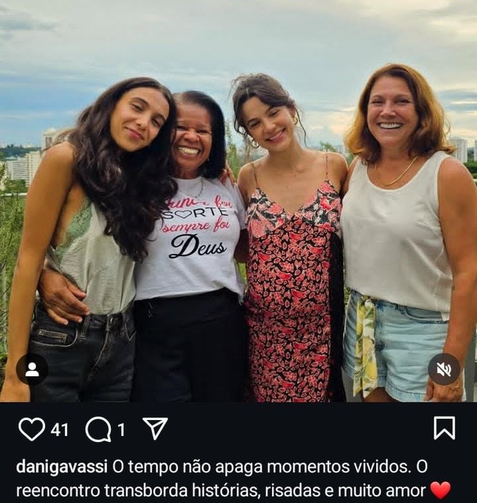 Grávida, Manu Gavassi exibe barriguinha em foto com a mãe