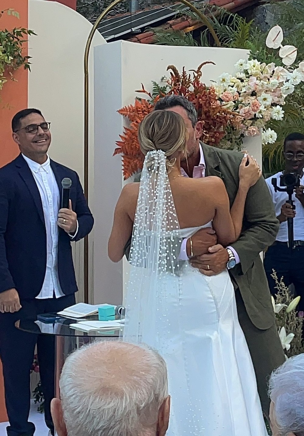 Isabella Santoni e Henrique Blecher: veja como foi a festa e a troca de ...