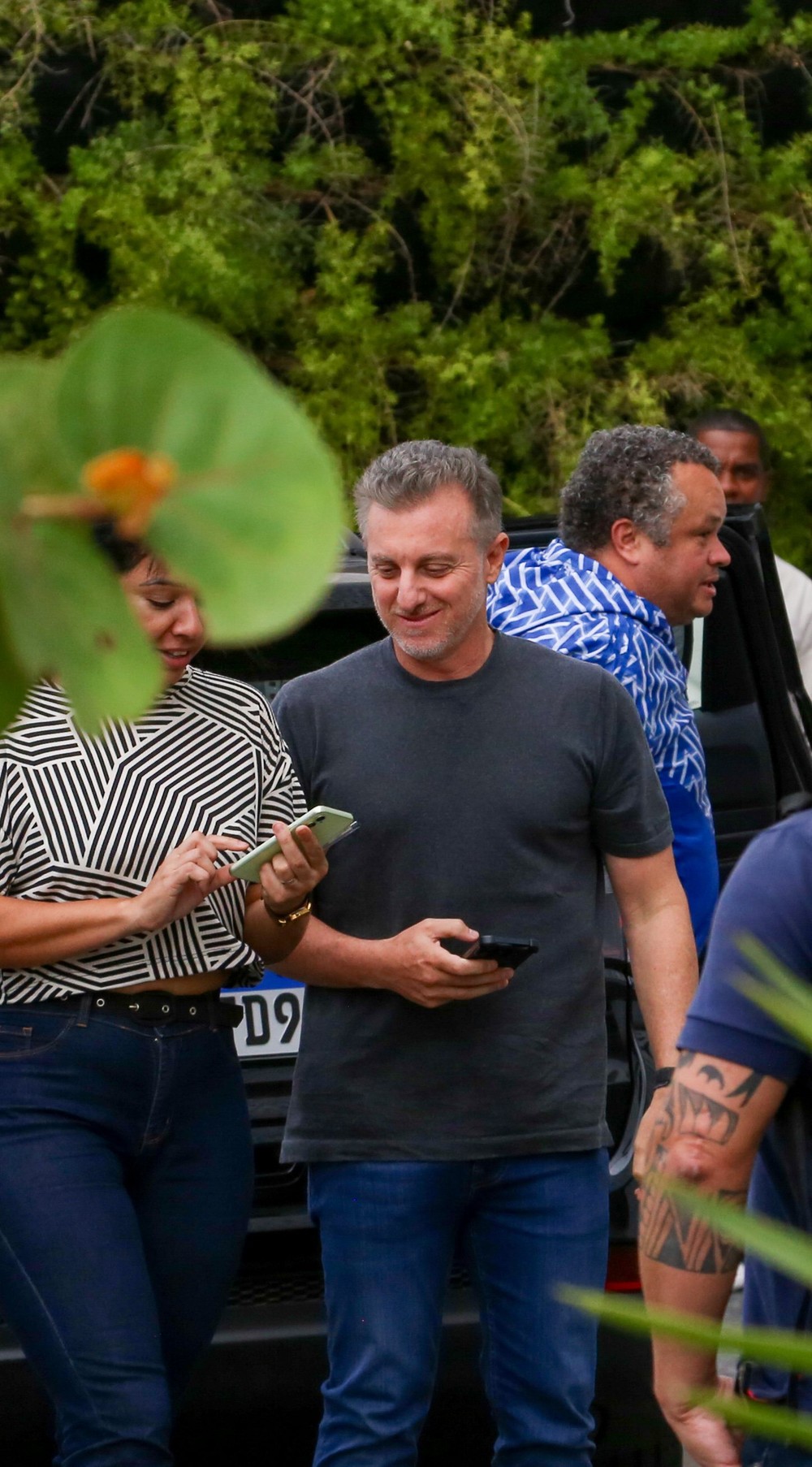 Luciano Huck posa com fãs antes de entrevistar Will Smith no Rio; fotos