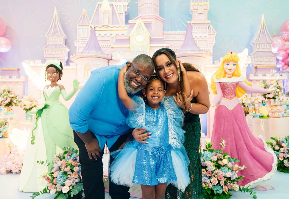 Cantor Péricles e Lidiane celebram os 5 anos da filha Maria Helena ...