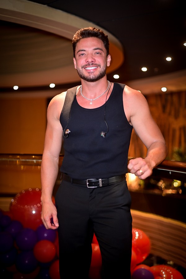 Wesley Safadão recebe os filhos e a esposa em primeiro show no seu cruzeiro