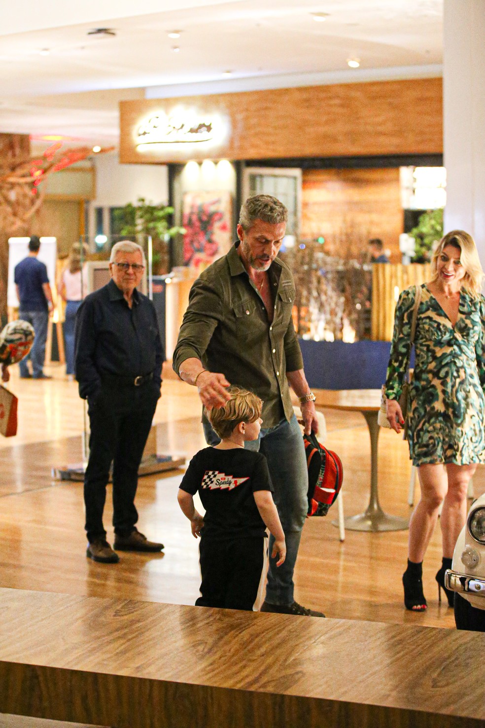 Muso dos anos 1990 e 2000 curte passeio com filho e esposa em shopping