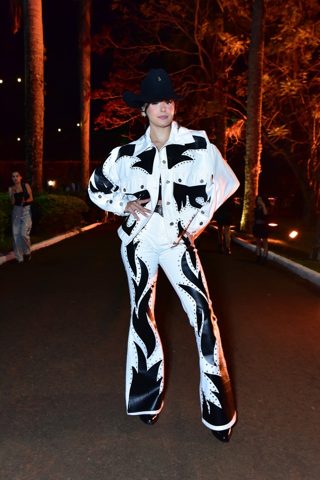 De looks cowgirl e com presença da mãe, Ana Castela grava novo DVD; vídeos