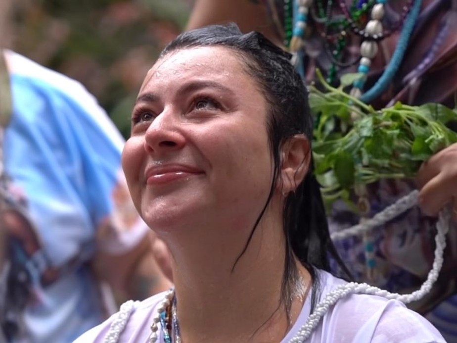 Letticia Munniz se batiza na umbanda, perde seguidores e rebate ...