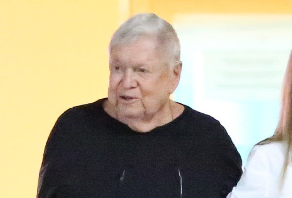 Boni faz aparição rara com a esposa e o filho caçula em shopping do Rio