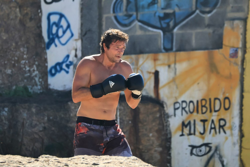 Daniel Dalcin treina boxe e pula corda em praia carioca