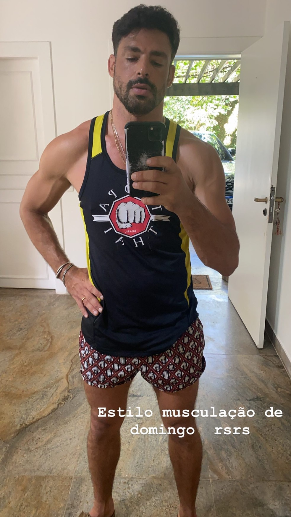 Cauã Reymond curte cachoeira ao lado de Mariana Goldfarb e amigos