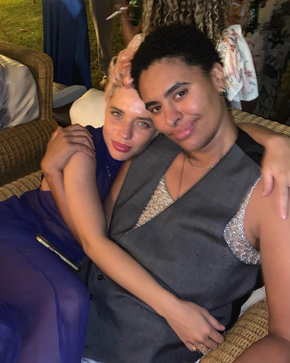 Bruna Linzmeyer e a namorada se divertem em casamento de amigas em Búzios