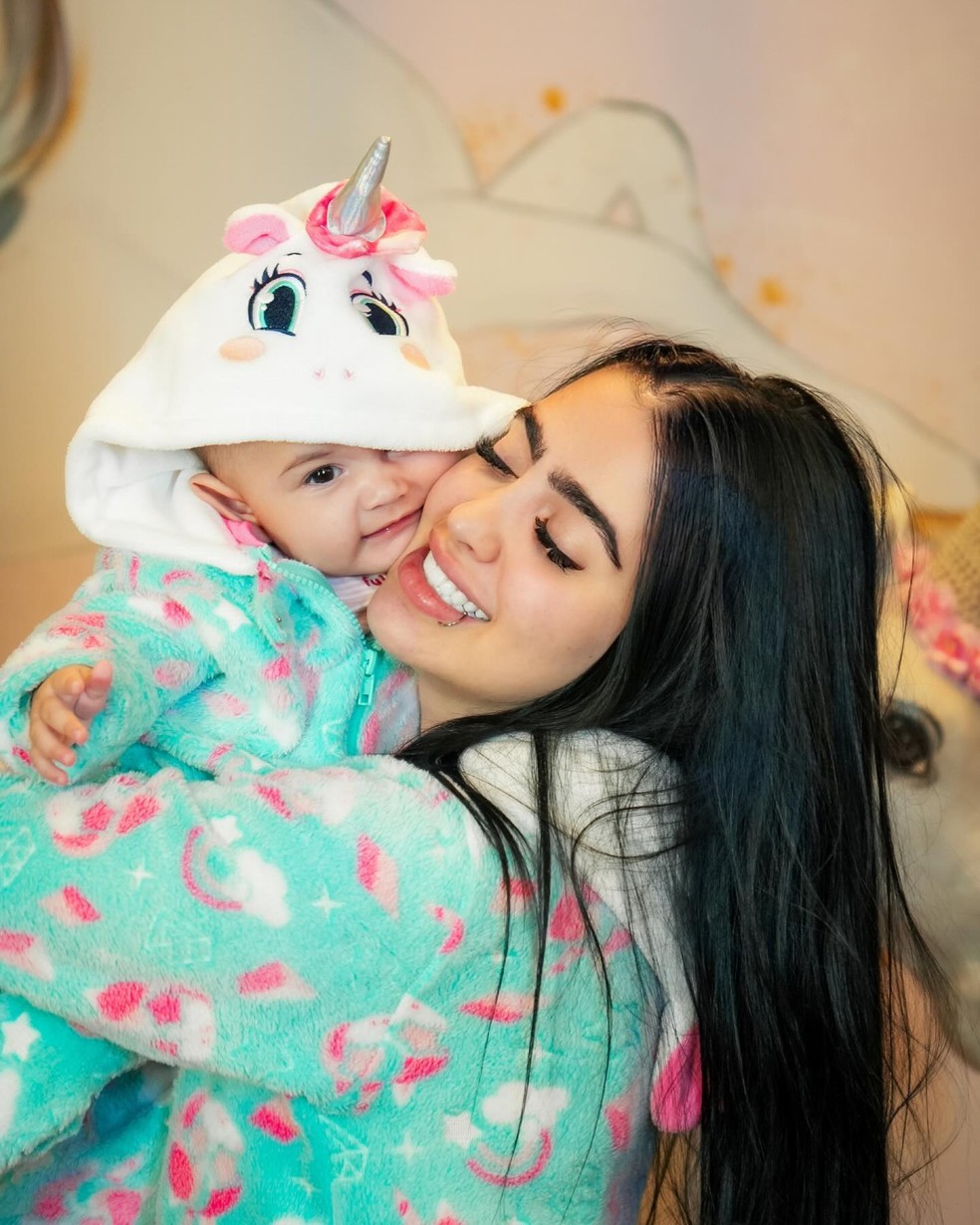 MC Mirella e Dynho Alves combinam looks de unicórnio em festa da filha