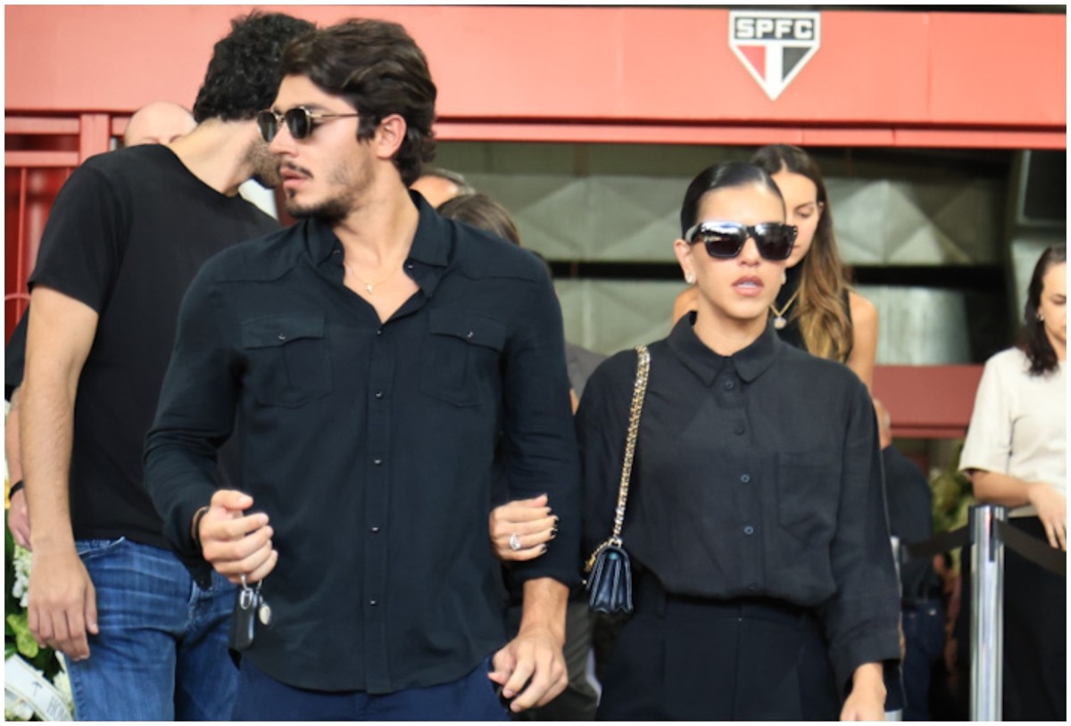 Mariana Rios sai abalada do velório de Abílio Diniz com o namorado ...