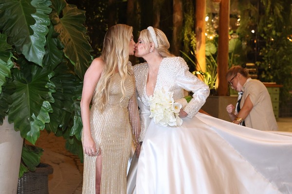 Monique Evans e Cacá Werneck se casam no Rio de Janeiro