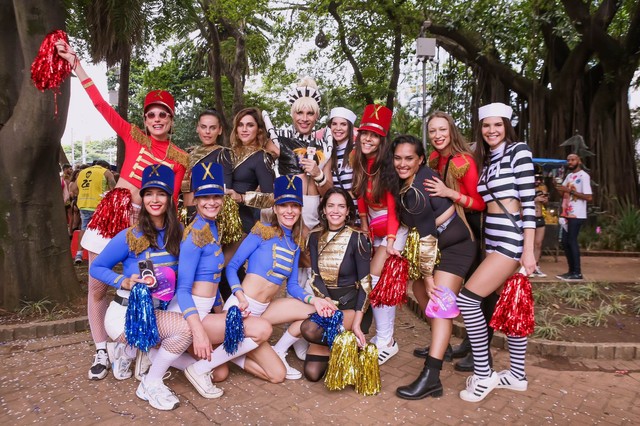 Com direito a nave, Bloco Ilariê tem ex-BBB Lia Khey vestida de paquita ...