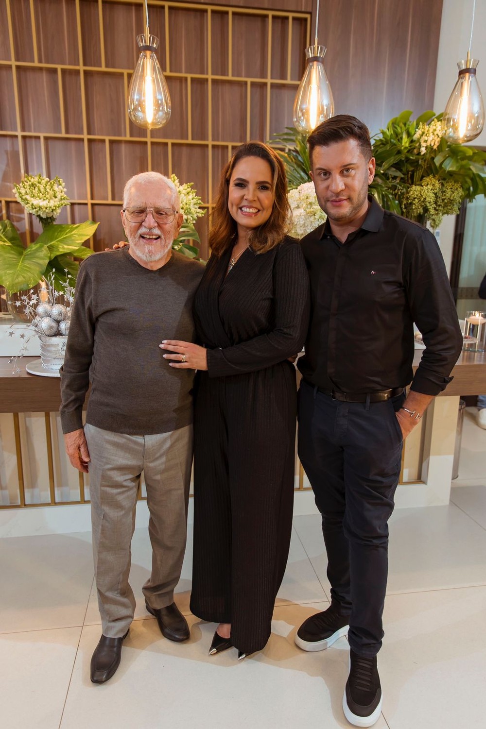 Carlos Alberto de Nóbrega reúne famosos e troca beijos com a esposa em ...
