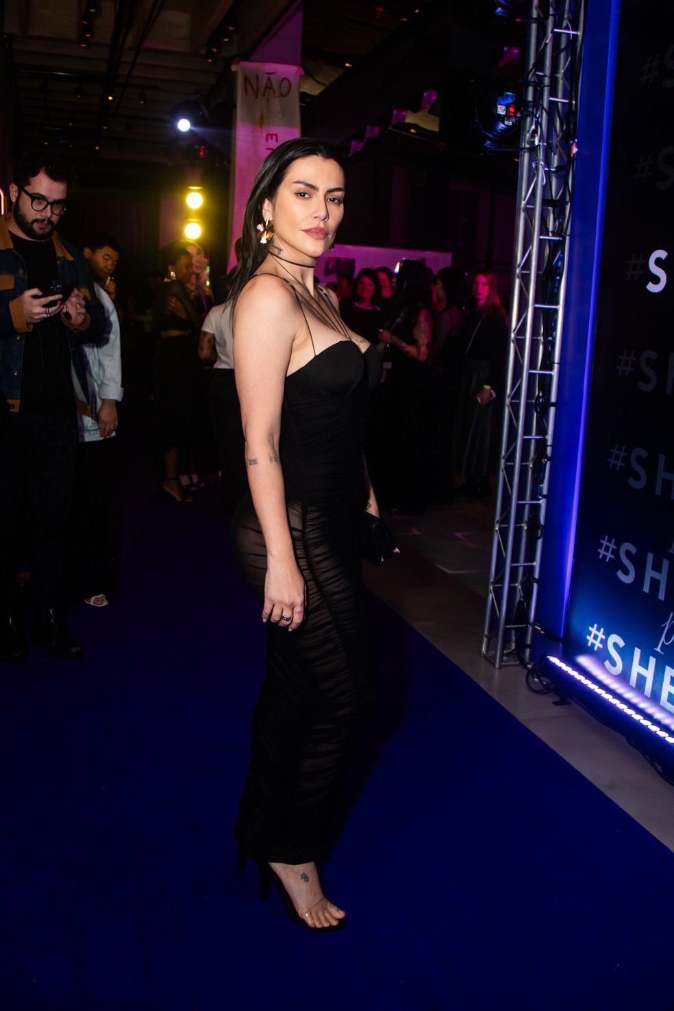 Cleo aposta em vestido transparente para evento de moda com famosos