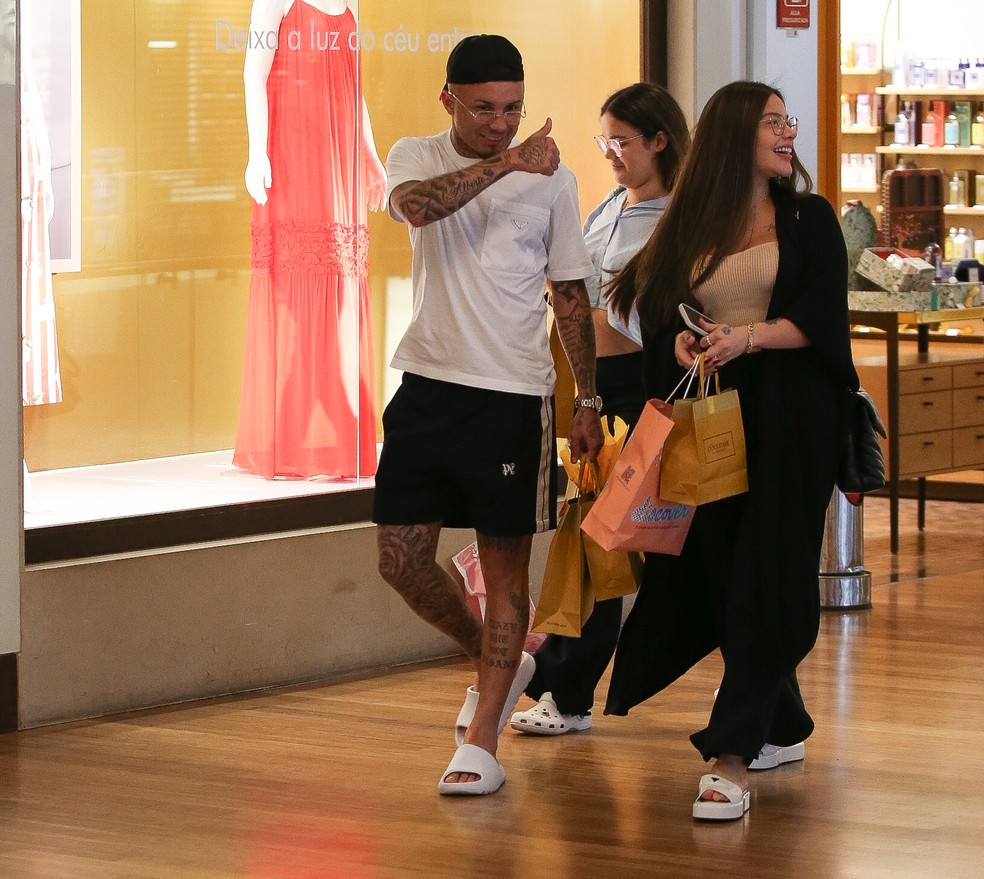 Cebolinha, do Flamengo, e Isa Ranieri beijam muito após reatarem casamento