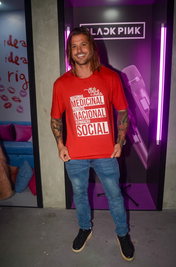 Dado Dolabella protesta por uso de maconha medicinal durante evento