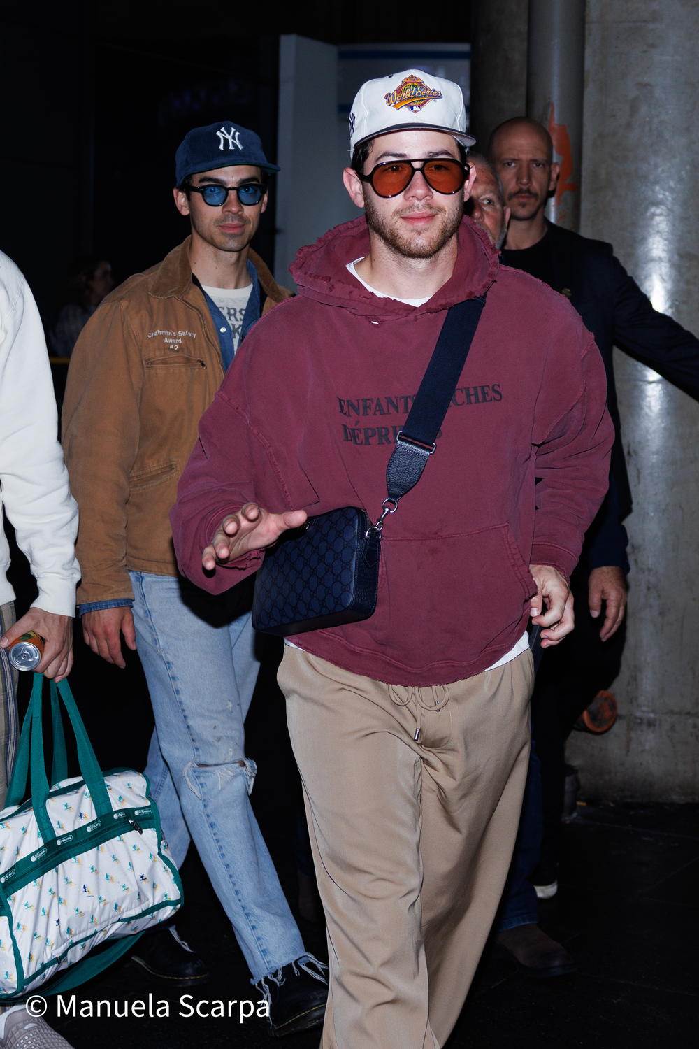 Nick, Joe e Kevin Jonas, da banda Jonas Brothers, desembarcam em São Paulo