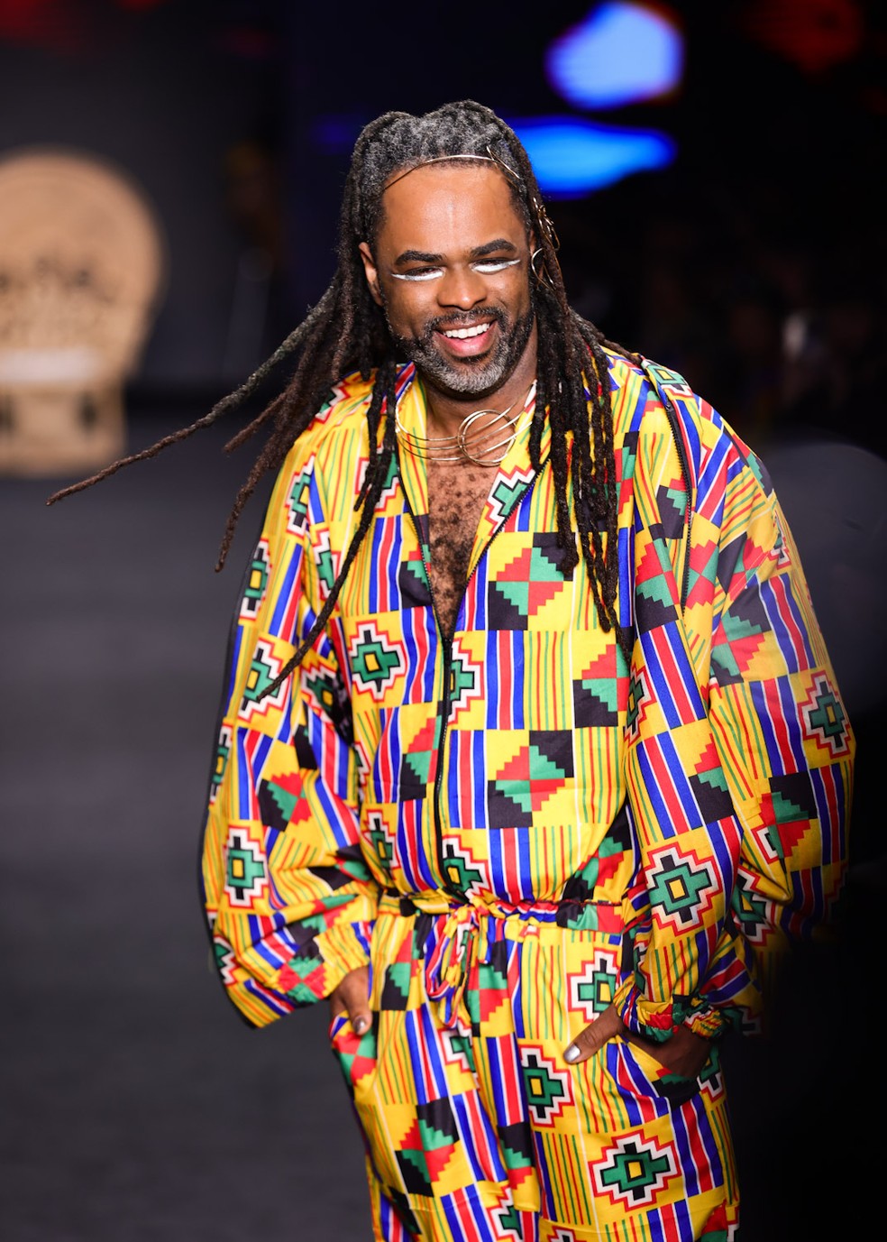 Manoel Soares esbanja carisma em desfile sobre negritude na SPFW