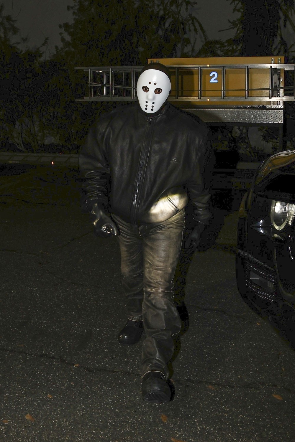 Kanye West vai a jogo do filho usando máscara de Jason, de 'Sexta-feira 13'