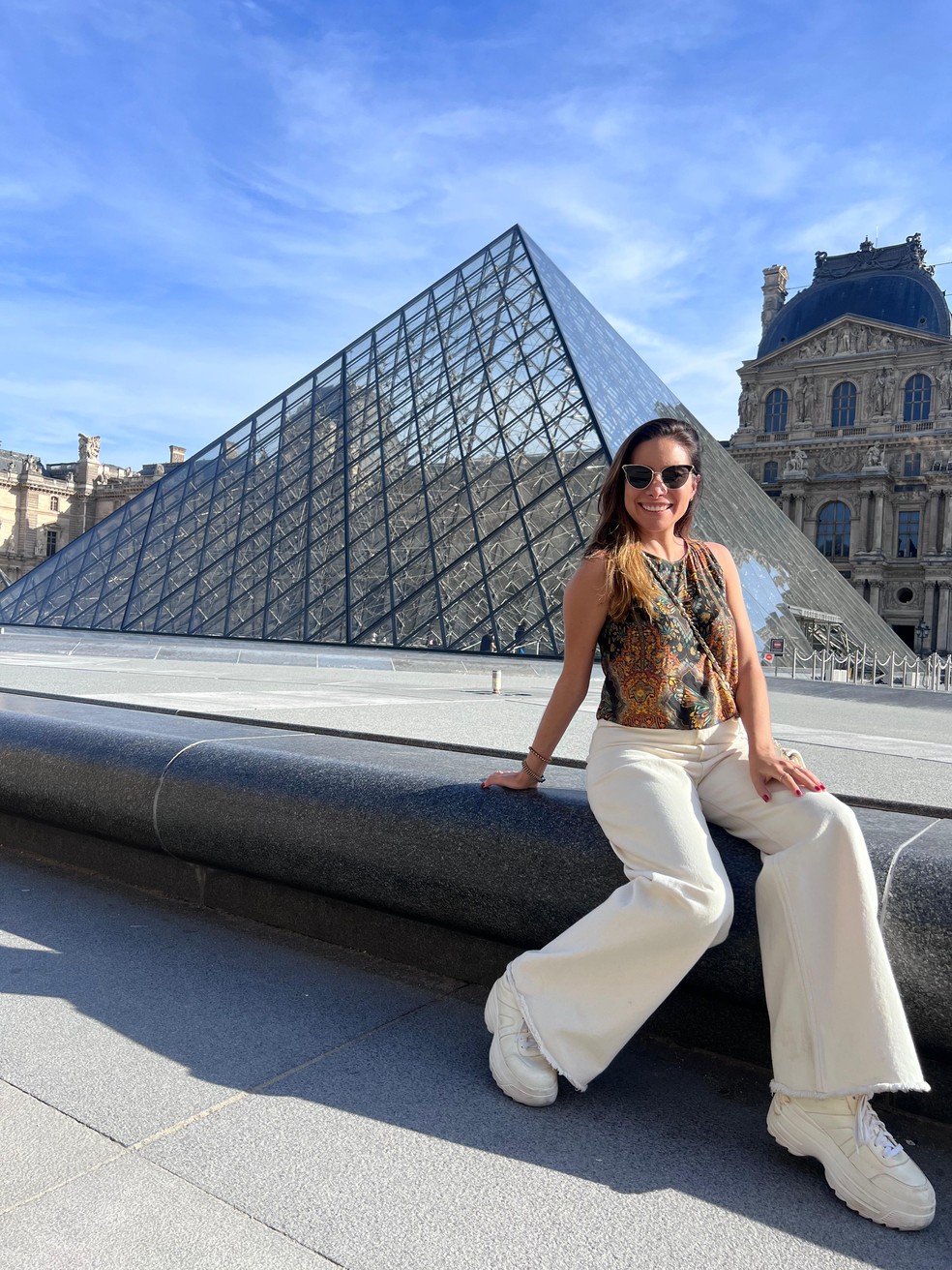 Marcela Monteiro realiza sonho de infância ao conhecer a França ...