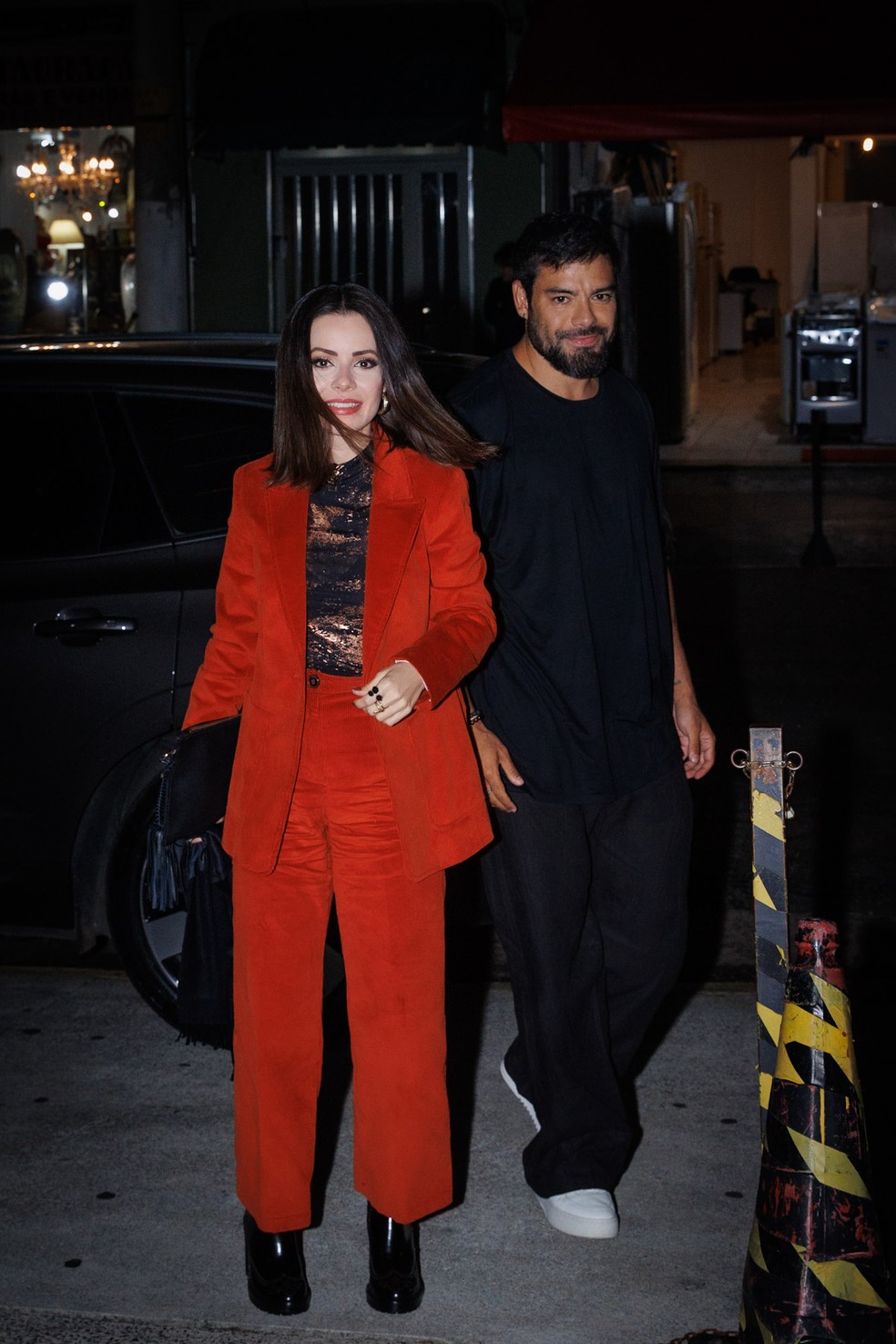 Sandy faz primeira aparição pública com novo namorado