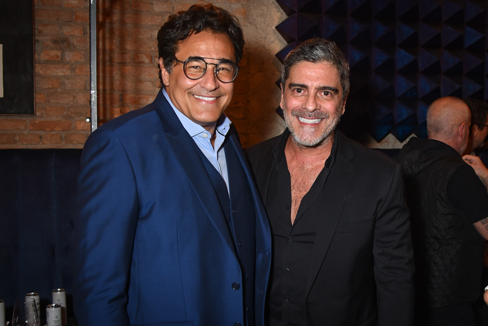 Ex e atual de Xuxa, Luciano Szafir e Junno Andrade posam juntos em festa