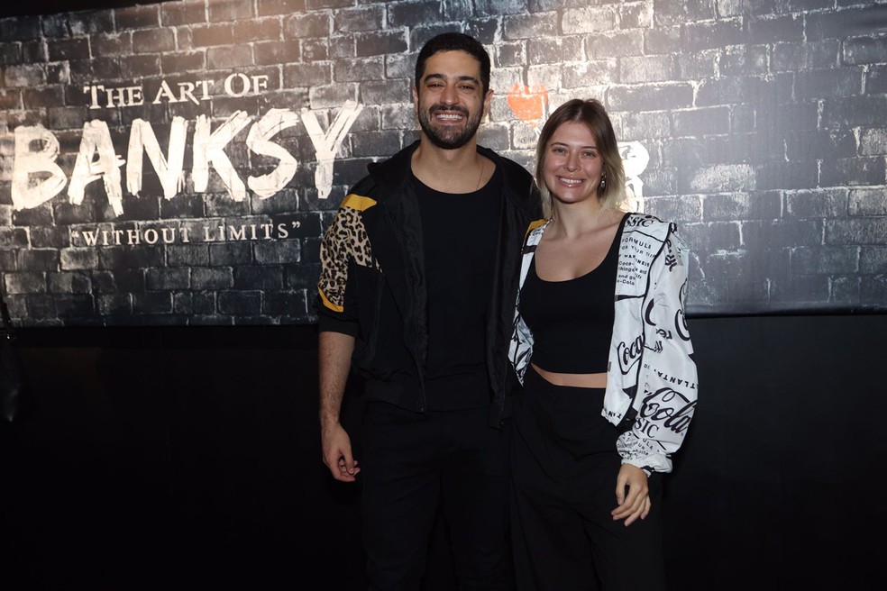 Mari Bridi deixa barriga sarada à mostra ao conferir exposição com ...