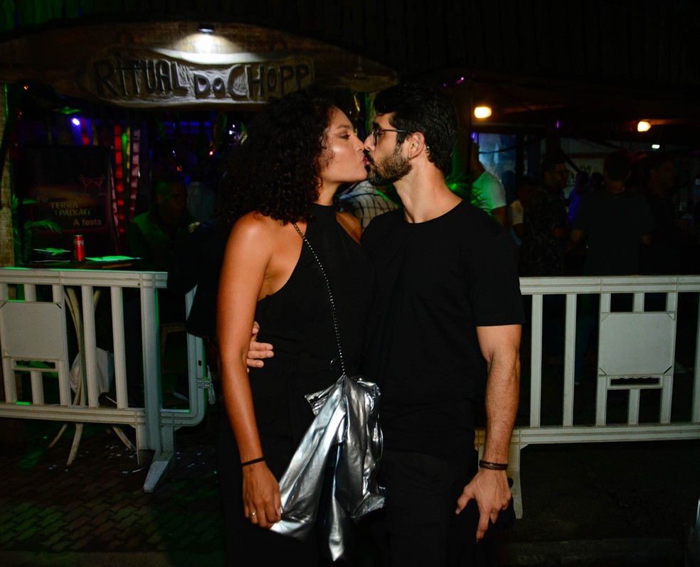 Barbara Reis, a vilã Débora 'Todas as Flores', troca beijos com o noivo