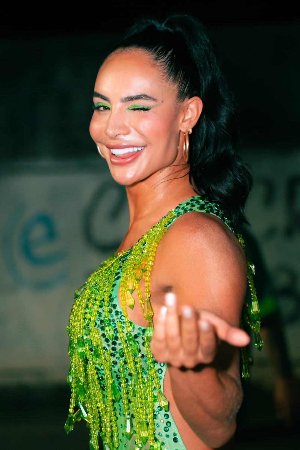 Aline Mineiro usa look de R$ 8,5 mil para ensaio de rua da Mocidade