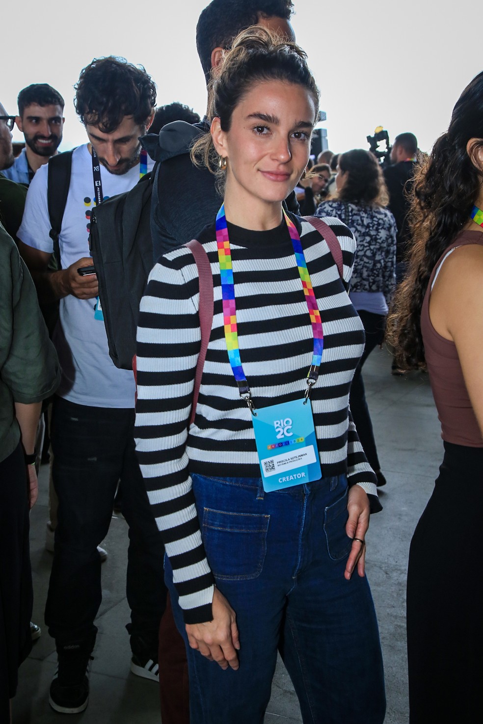 Juliana Paes usa boné de Senna e é prestigiada por famosos na Rio 2C