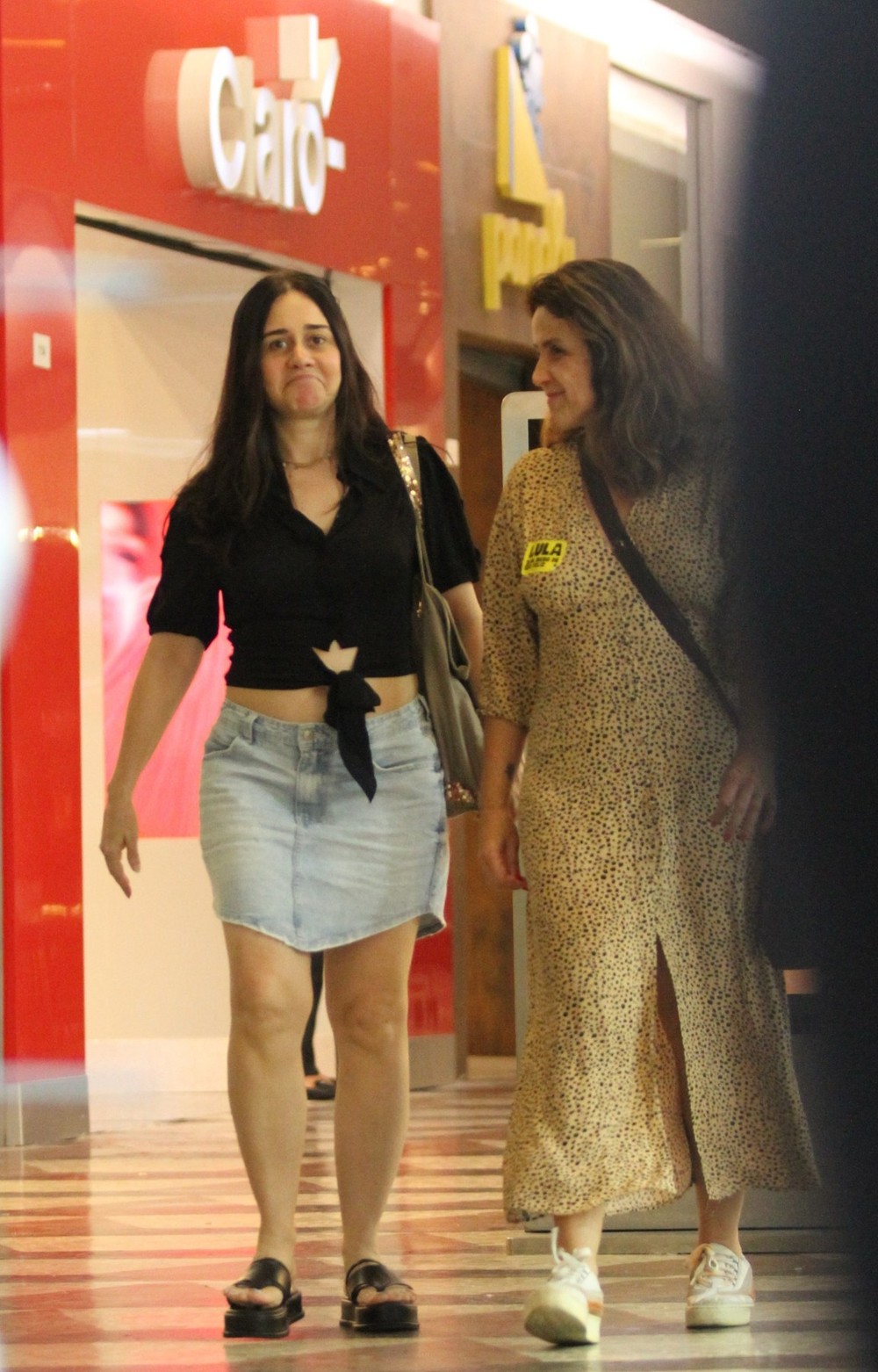 Simpática, Alessandra Negrini passeia por shopping no Rio e faz ‘joinha ...