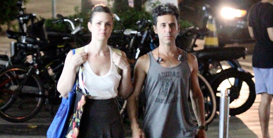 De cara limpa, Carolina Kasting faz aparição rara com o marido ...