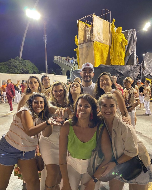 Comentarista esportiva Ana Thais Matos é pedida em casamento no Sambódromo