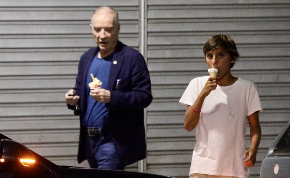 Com carro de R$ 230 mil, Eike Batista curte passeio com o filho de 11 anos