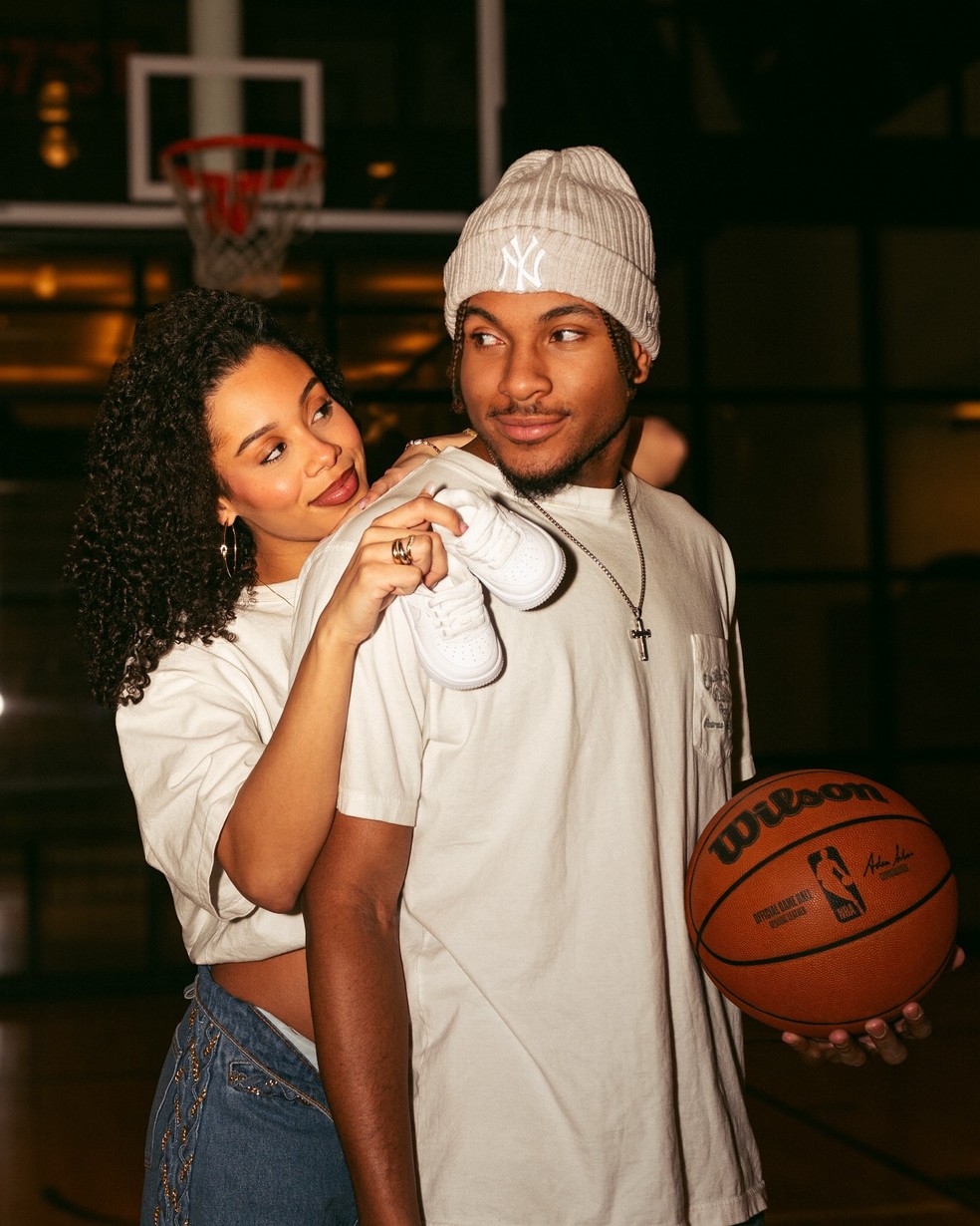 Brasileira ex-atleta do Flamengo anuncia gravidez com astro da NBA