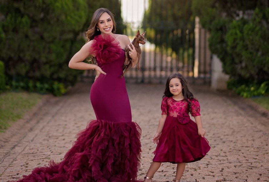 Deia Cypri, mulher do sertanejo Edson, faz ensaio de Natal com filha e ...