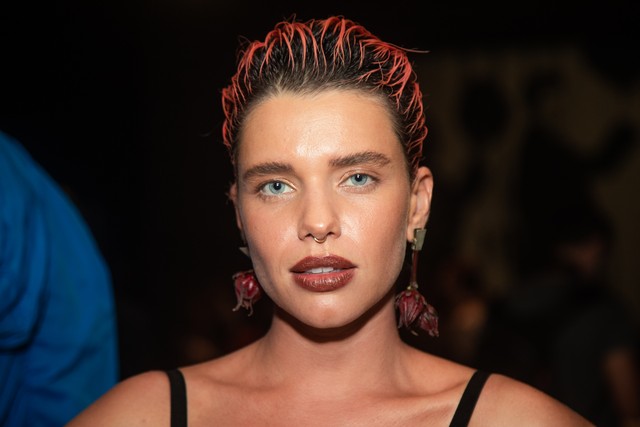 Bruna Linzmeyer aposta em top com bicos de cone para lançamento de filme