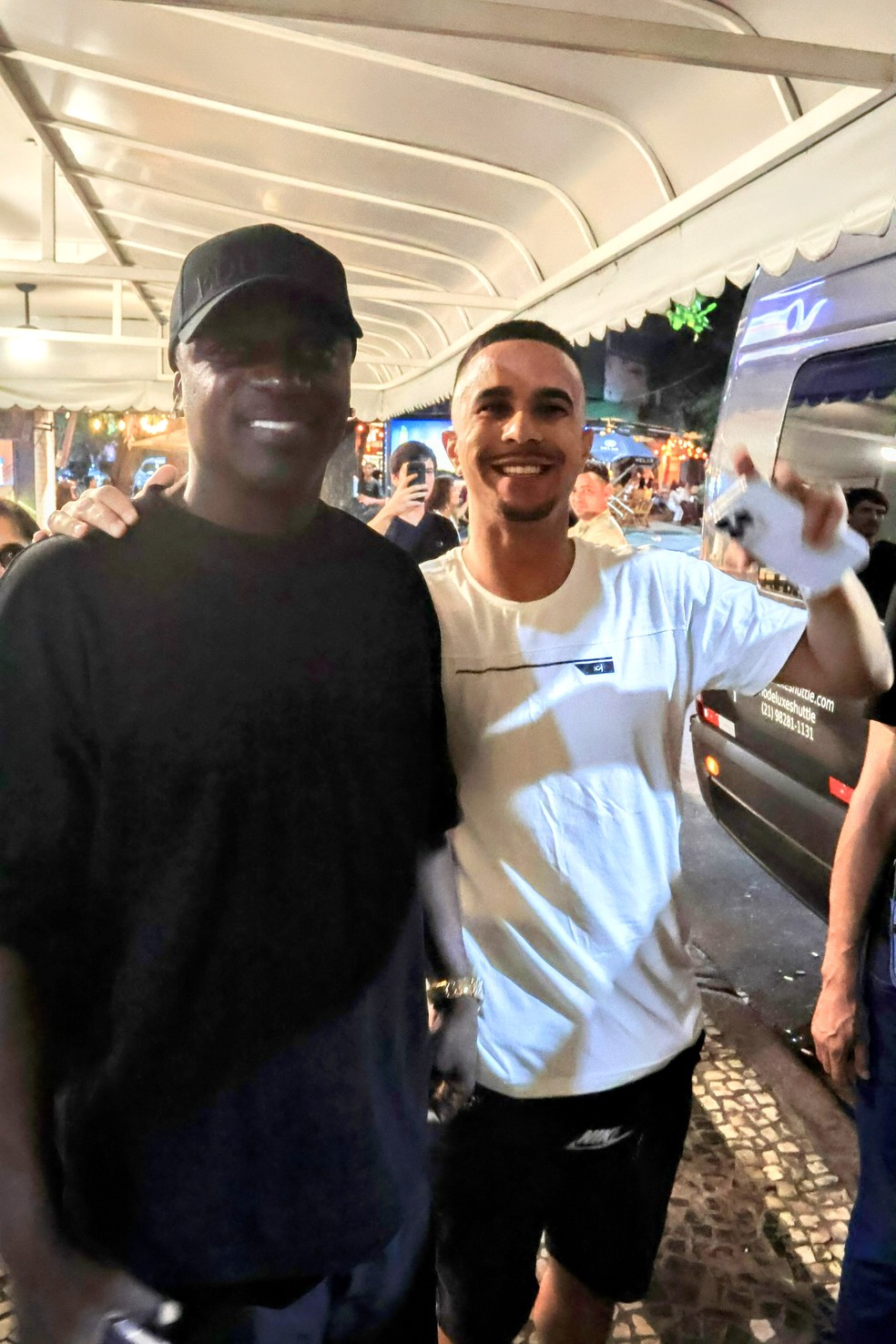 Antes do Rock in Rio, Akon sai para jantar e é tietado
