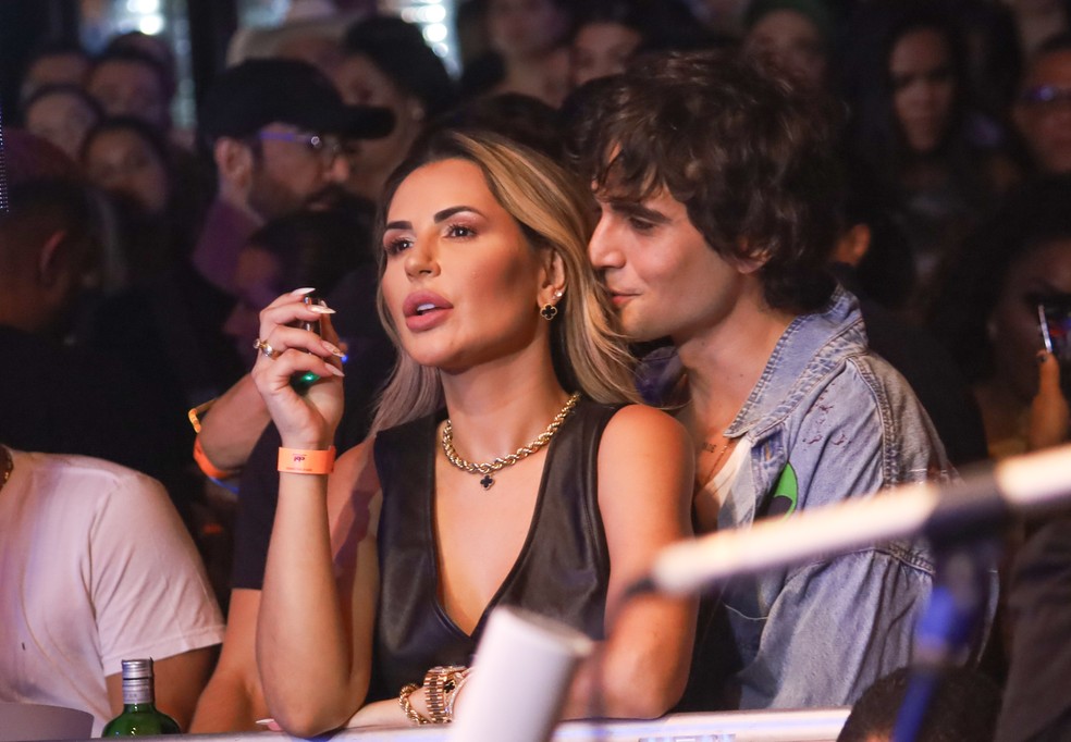 Show de Simone Mendes tem chamego de Deolane e Fiuk, look transparente ...