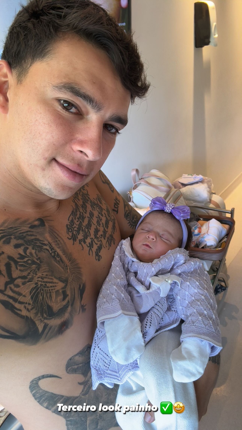 Marido de Mirella Santos dá primeiro banho na filha, Luna