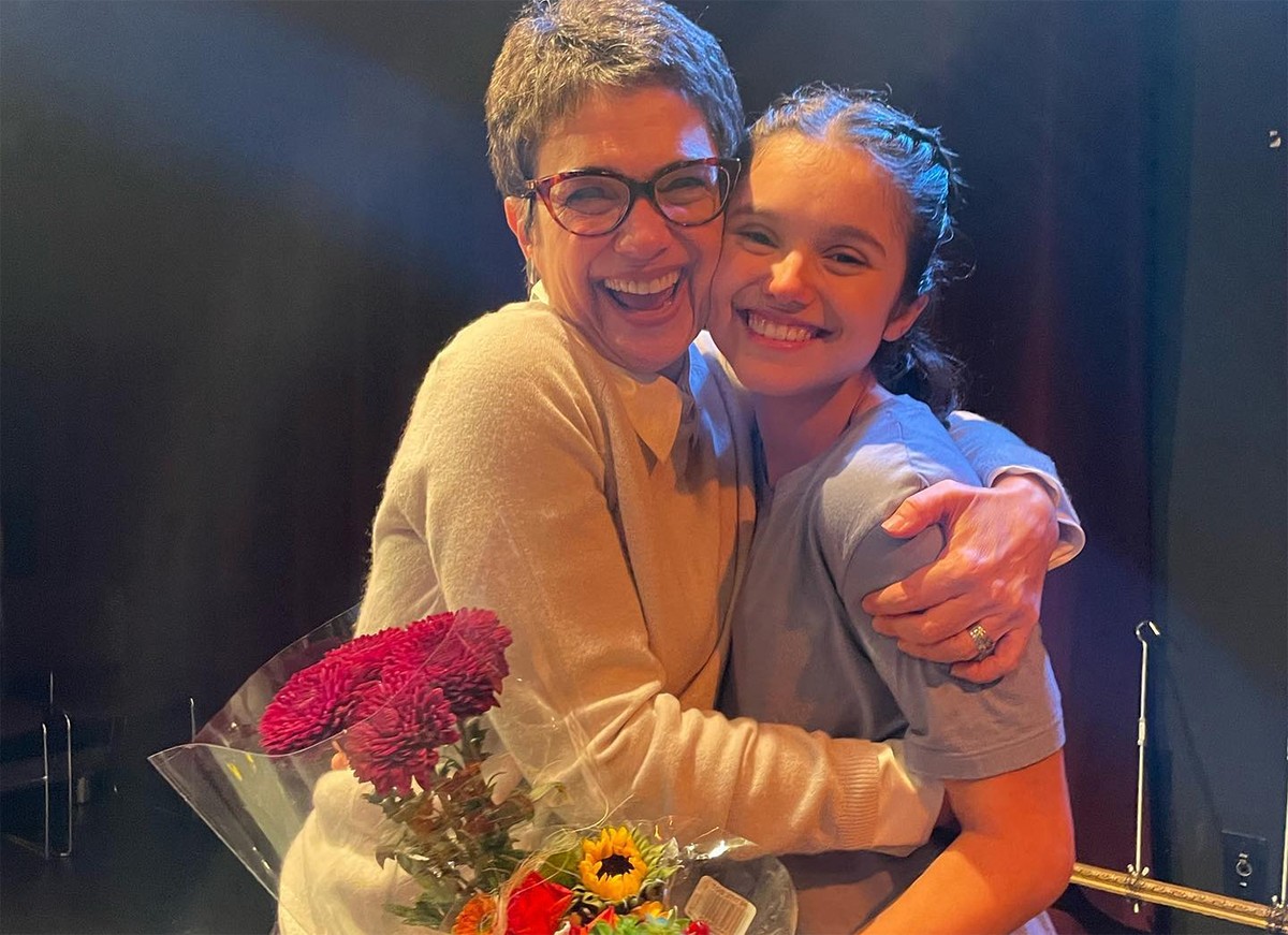 Sandra Annenberg baba pela filha em estreia no teatro: 'Orgulho e emoção'