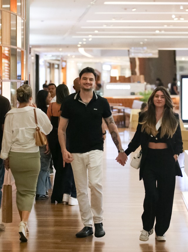 Felipe Neto passeia de mãos dadas com namorada por shopping no Rio