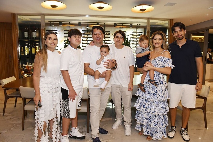 Viúva de Leandro, Andréa Mota reúne cinco filhos no batizado do caçula