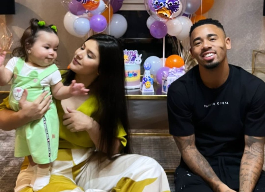 Gabriel Jesus e Raiane Lima celebram 9 meses de filha após retomar romance