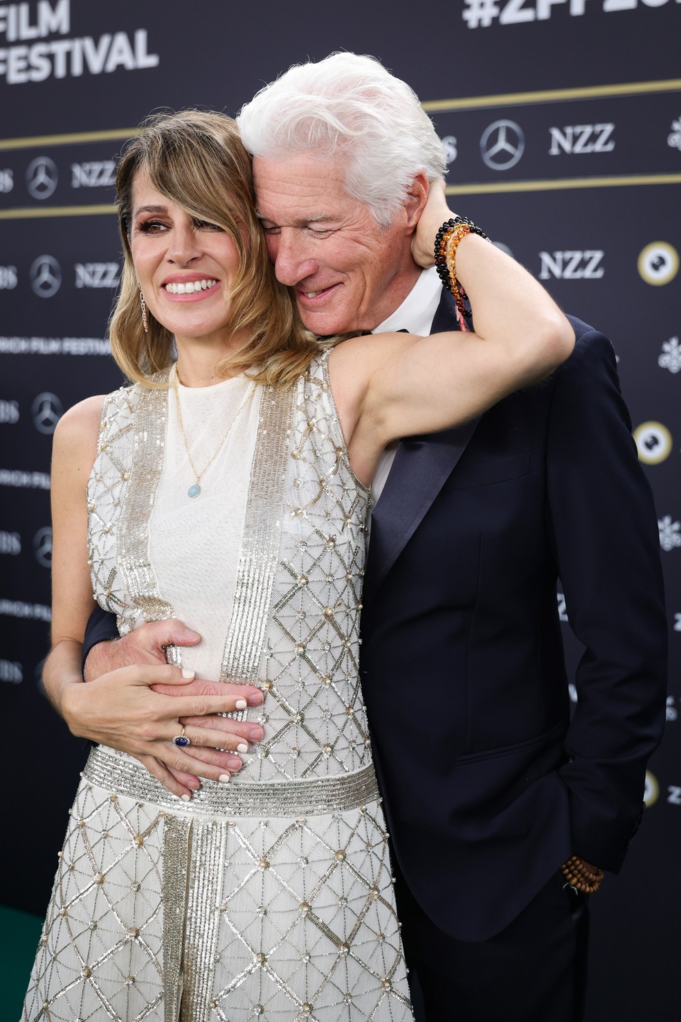Richard Gere e a esposa roubam a cena com maior clima de romance em ...