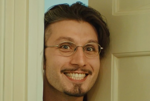 Rapper bbno$ posa nu, coberto de dólares e agita a web